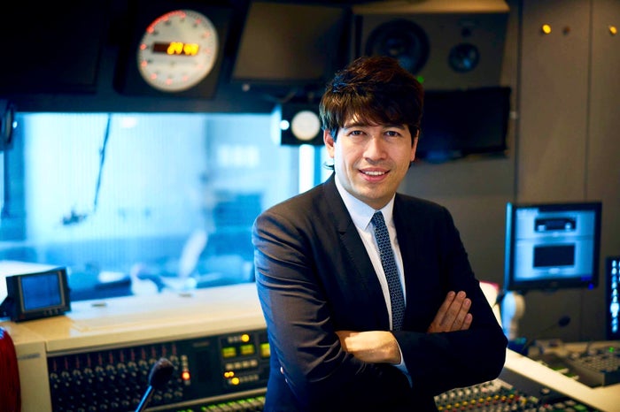 「ズムサタ」に人気ラジオDJ・サッシャが加入 “魅惑の低音ボイス”でスポーツコメンテーター担当 - モデルプレス