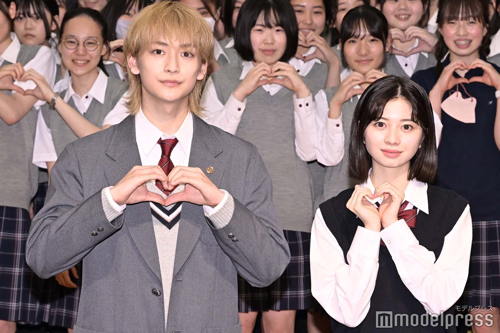 高橋文哉、桜田ひよりと女子校にサプライズ登場 告白シーン再現に歓声止まず<交換ウソ日記> モデルプレス