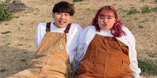 第1子妊娠中・くれまぐUraN、ふっくらお腹で夫・あさひとのペアルック姿公開「幸せで溢れてる」「可愛すぎる夫婦」の声 - モデルプレス