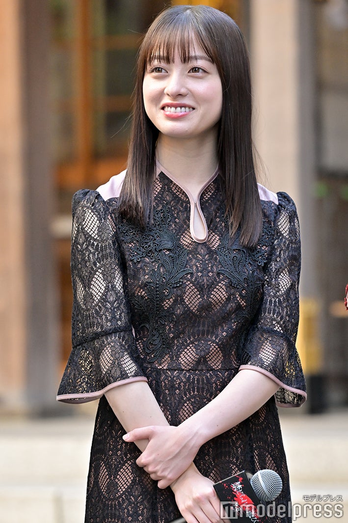 (画像31/56) 橋本環奈、素肌際立つオフショルドレス姿「撃ち抜かれる可愛さ」「ビジュ天才」と反響 - モデルプレス