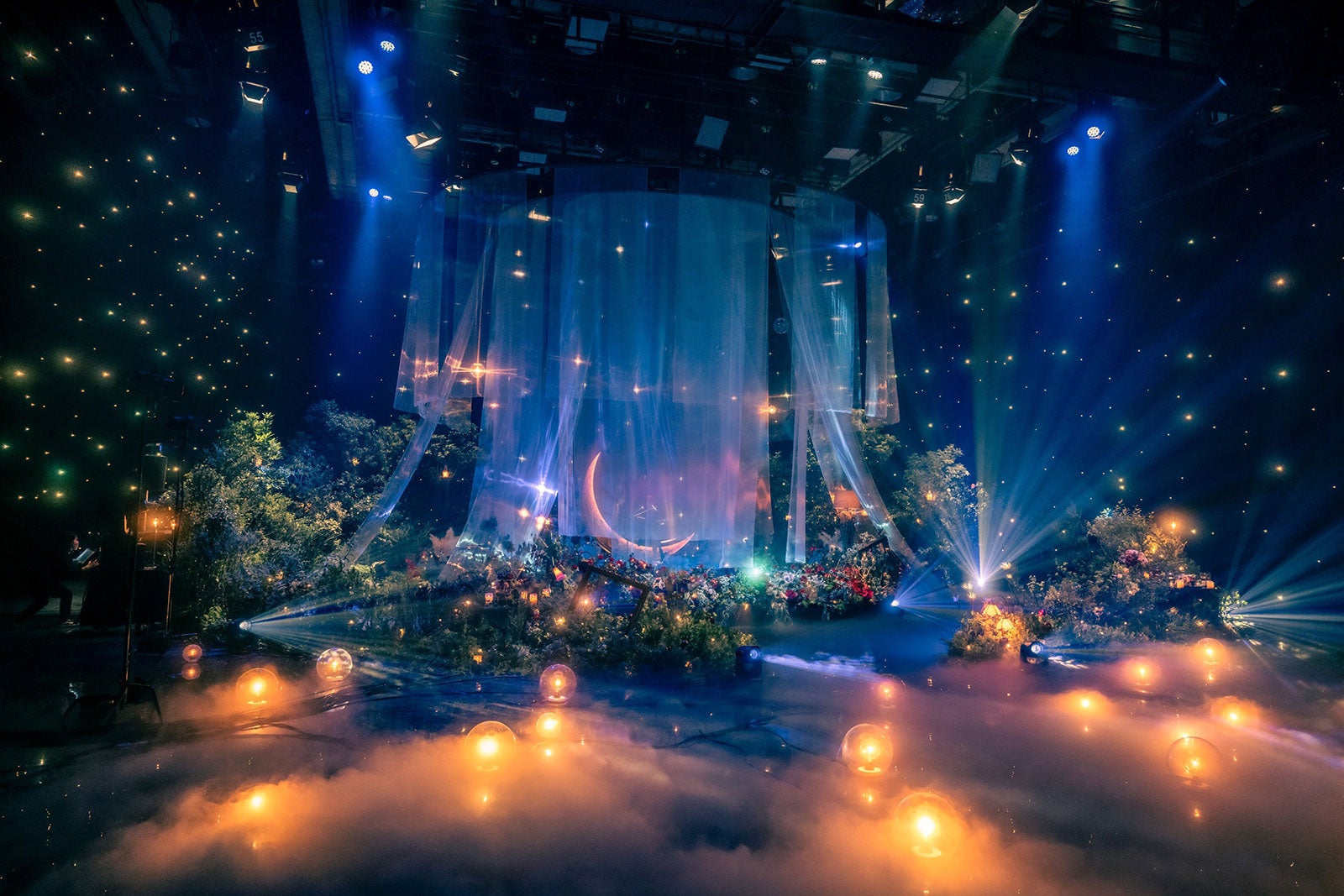 【紅白本番】“素顔非公開”tuki.、初紅白で絶妙演出「晩餐歌」テレビ初生歌唱で橋本環奈「難しくてカラオケで歌えない」 - モデルプレス