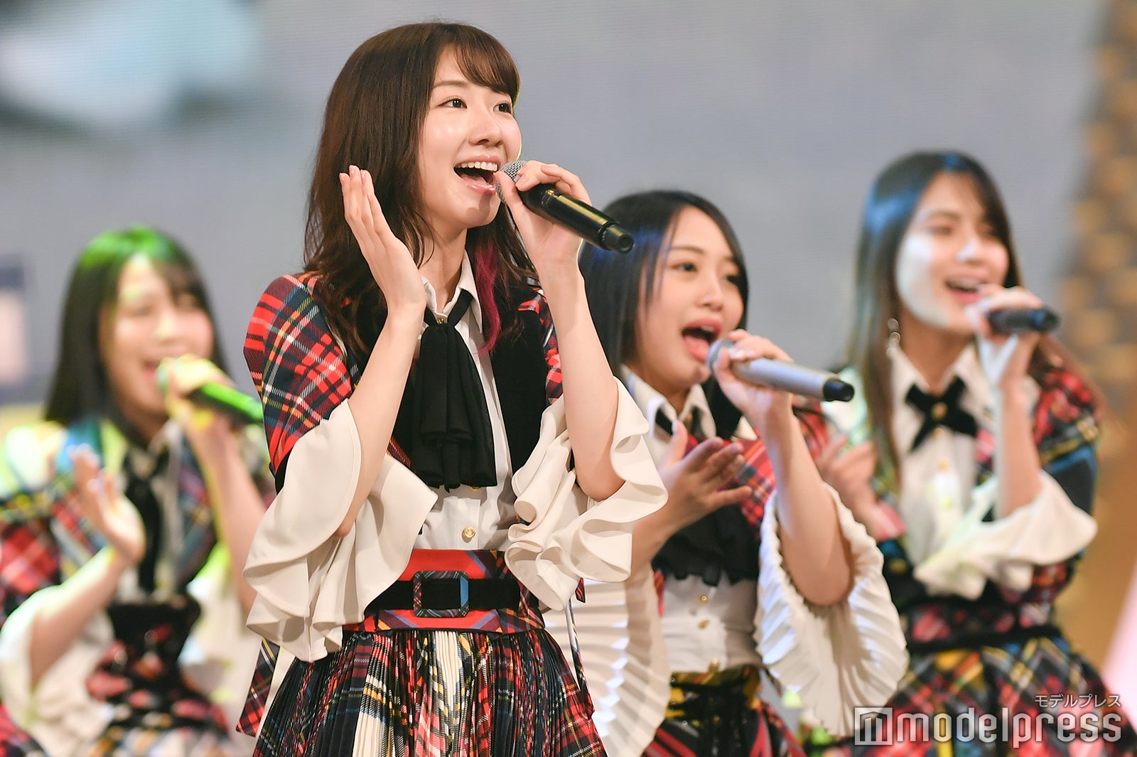 (画像13/52) AKB48向井地美音の“通訳”にウッチャン驚き 世界8都市エースと「恋チュン」＜紅白本番＞ - モデルプレス