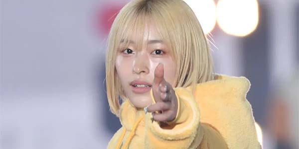 朝倉未来発掘の美女・美月、朝倉の“ピストルポーズ”再現が話題 堂々ランウェイでさらに見つかる モデルプレス