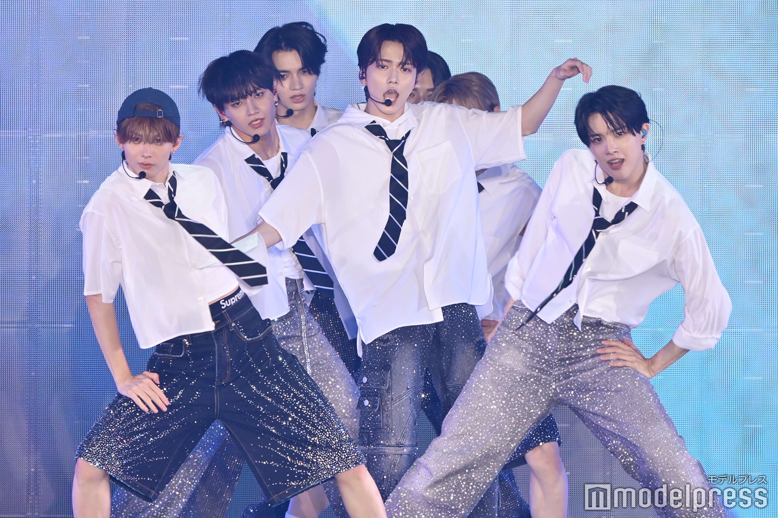 HYBE新グループaoen「ガルアワ」初登場 清涼感溢れるパフォーマンスに歓声上がる【ガルアワ2025AW】 - モデルプレス