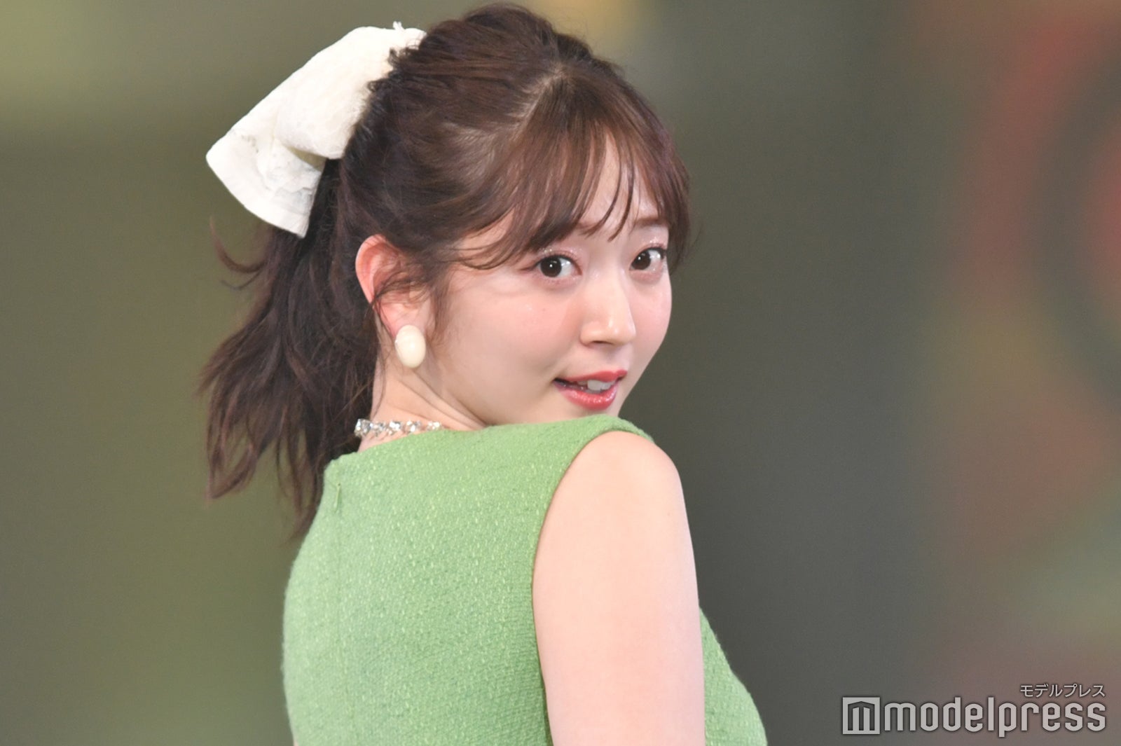 画像1 61 鈴木愛理、美脚際立つミニドレス姿公開「中学生の時以降ほぼやらない」髪型にも注目集まる モデルプレス
