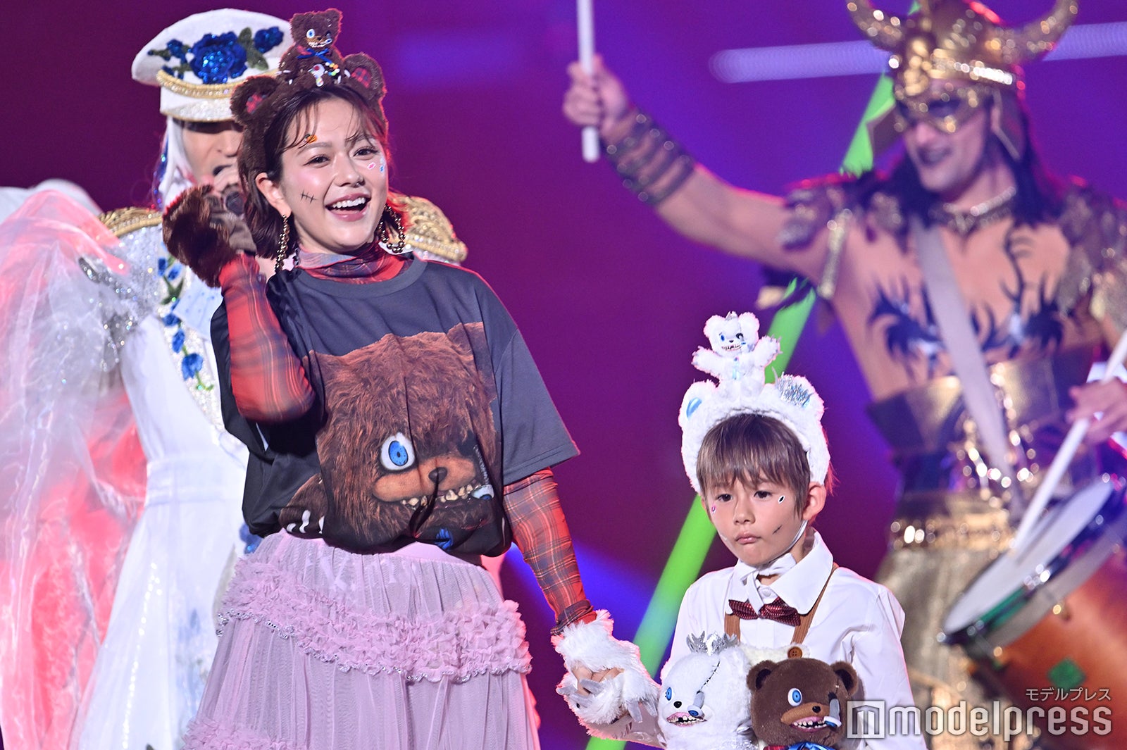 村重杏奈のイケメン弟、シークレット登場 ハロウィンステージでゾンビと戦闘【TGC 2024 A／W】 - モデルプレス