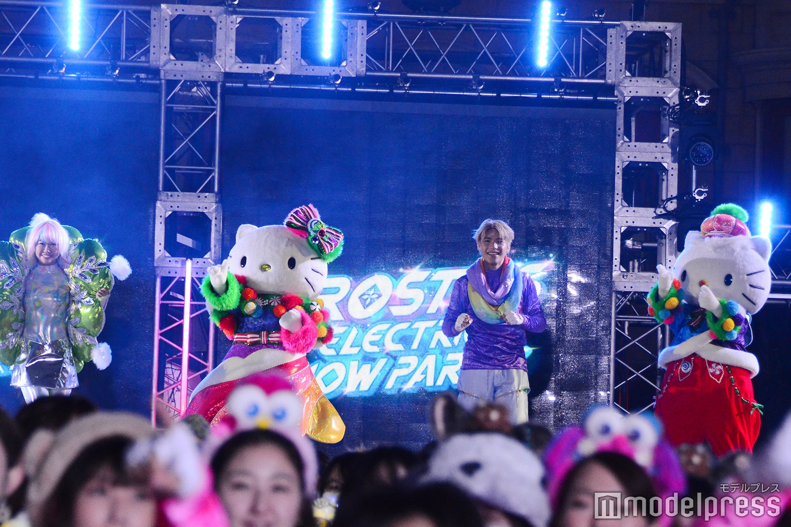 (画像8/11) USJクリスマス開幕！幻想的に輝く新ツリー点灯＆新キャラ“DJフロスティ”のナイトショーもお披露目 - モデルプレス