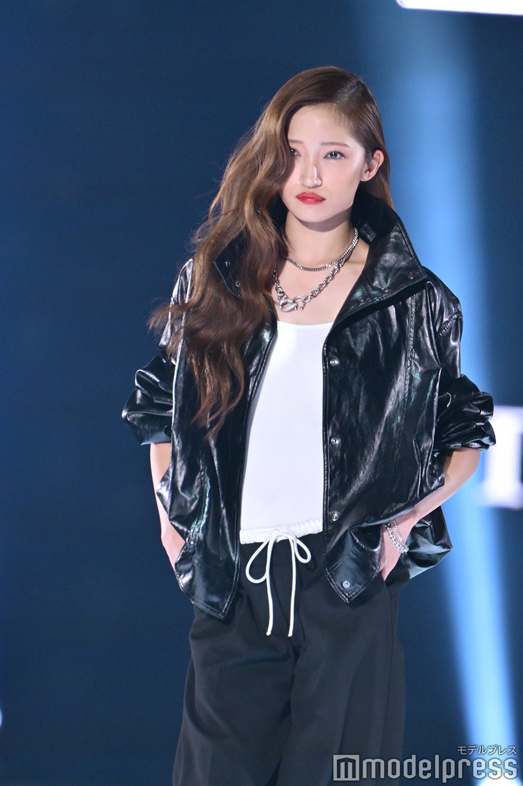 (画像3/4) Girls2小川桜花、笑顔封印 レザージャケットでクールなスタイル【TGC2025A/W】 - モデルプレス
