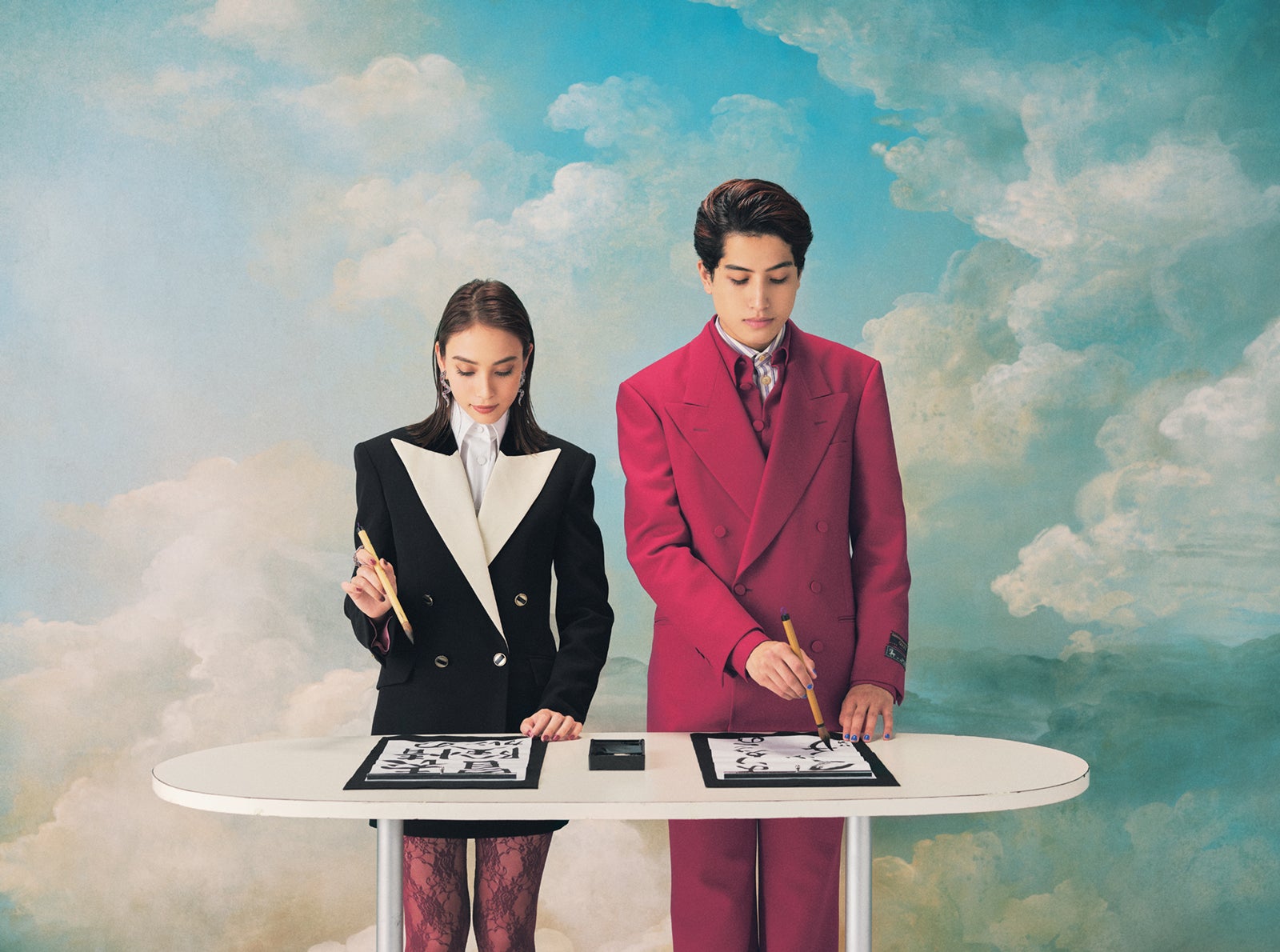 (画像1/5) 滝沢カレン、kemioとGUCCIスーツ姿で習字 「ViVi」初登場 - モデルプレス