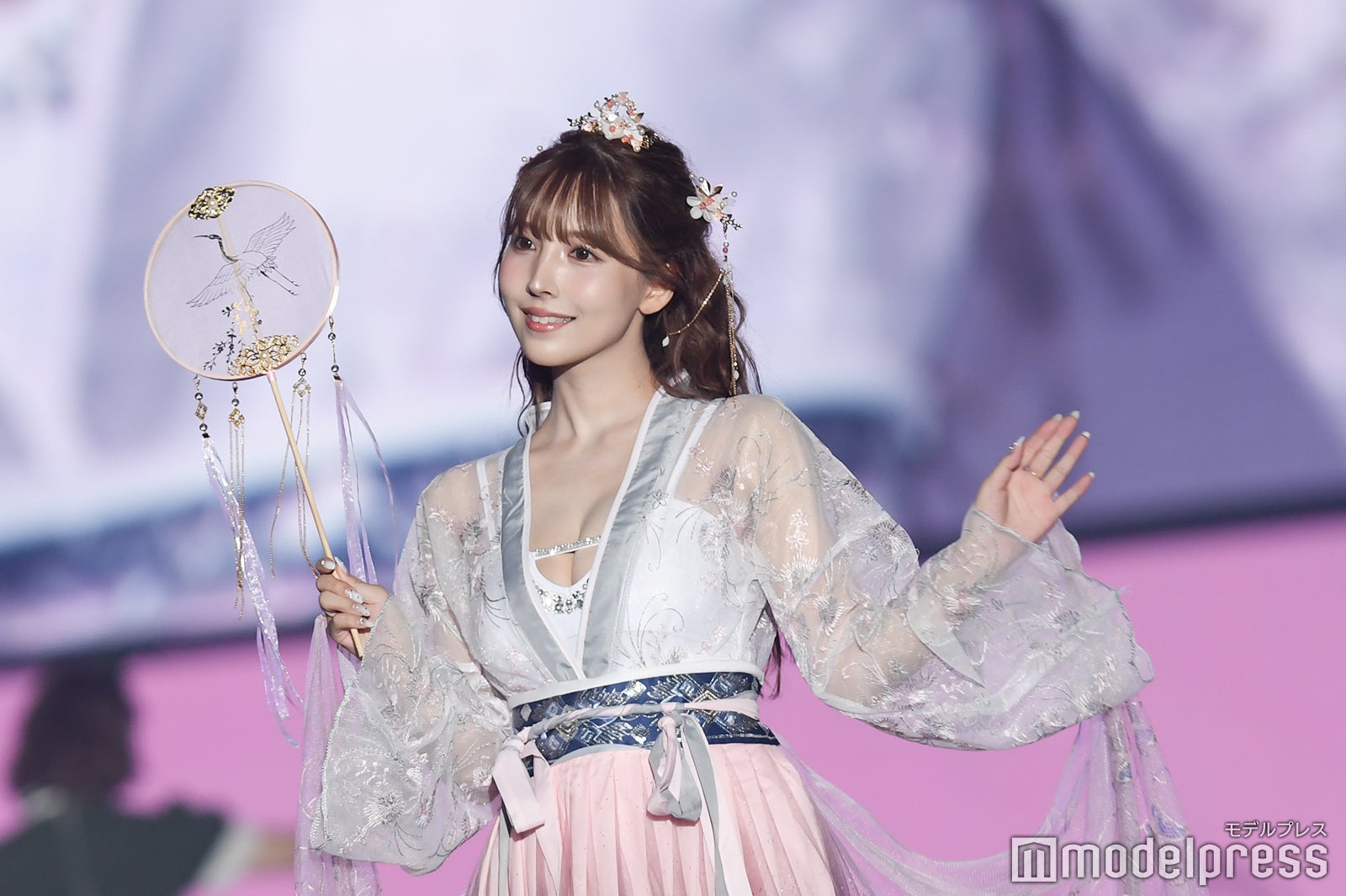 画像43 69 三上悠亜、美脚輝くミニ丈ワンピ＆メガネ姿披露「スタイル抜群」「可愛すぎ」の声 モデルプレス