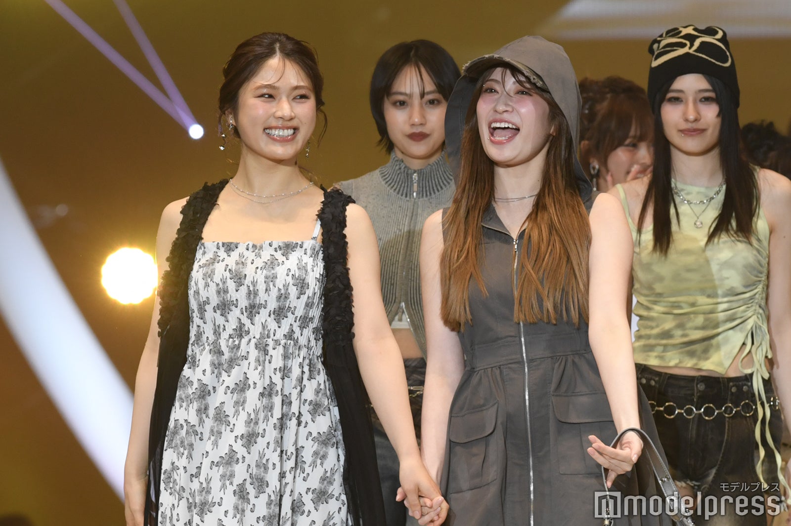 (画像7/17) 渋谷凪咲＆吉田朱里、顔寄せ合い密着「NMBの絆泣ける」「最高のフィナーレ」と反響続々【サツコレ2025S/S】 - モデルプレス