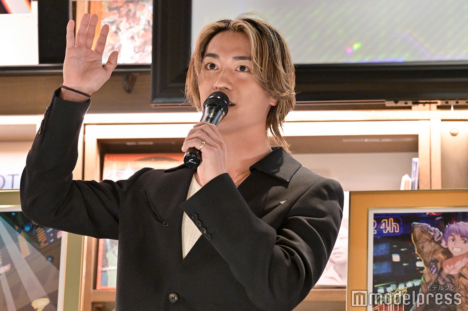 (画像13/17) 三代目JSB・OMI（登坂広臣）「お膝の上失礼しました」後輩が膝に乗り密着 やりとりも「可愛すぎる」「包容力抜群」と話題 - モデルプレス