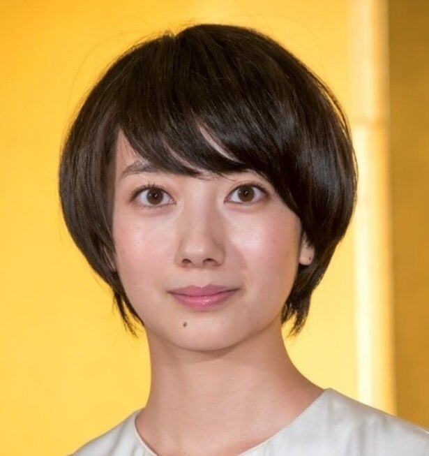 波瑠、ニット&メガネのモノトーン私服コーデに「素の波瑠ちゃん素敵」「モコモコの帽子カワイイ」の声 モデルプレス