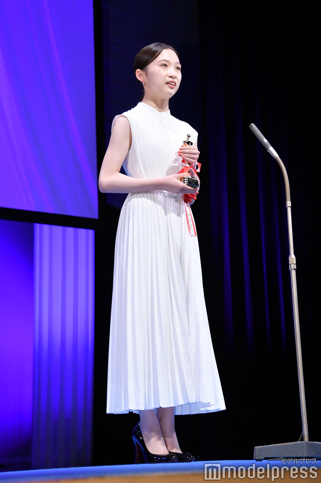 画像43 50 板谷由夏、美背中大胆披露 主演女優賞でサプライズに涙目<第32回日本映画批評家大賞> モデルプレス