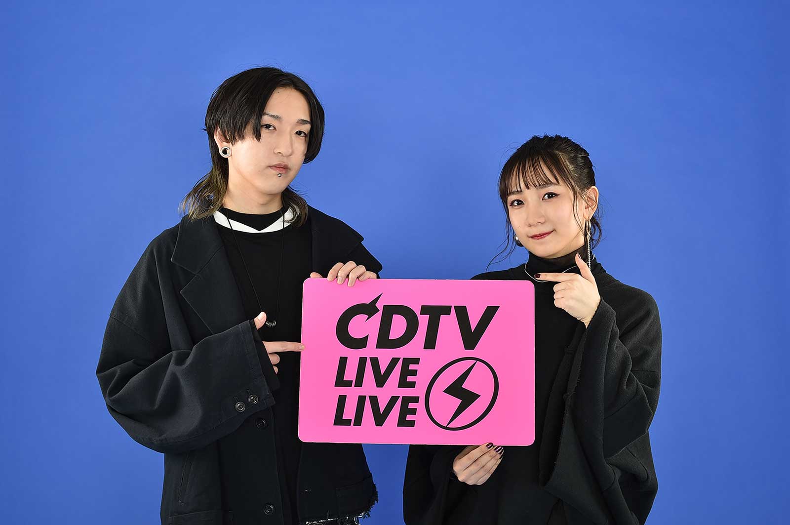 YOASOBI、テレビ出演は「まだ慣れない」 民放初歌唱前を直撃、激動の1年とこれからを語る＜CDTVライブ！ライブ！＞ - モデルプレス