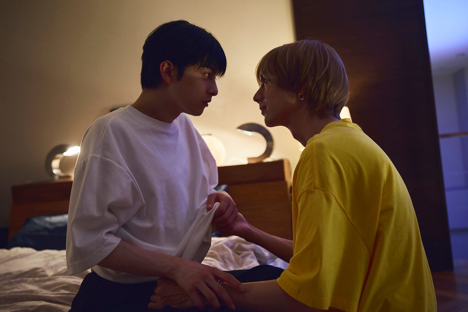 「25時、赤坂で Season2」初回 麻水（駒木根葵汰）＆白崎（新原泰佑）、冒頭5分でベッドシーン 怒涛のキスに「刺激が強すぎる」「パワーアップしすぎ」とファン悶絶 - モデルプレス