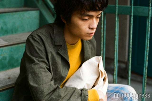 【注目の人物】一度見ると忘れられない存在感！CM、映画に引っ張りだこの個性派俳優・岡山天音 - モデルプレス