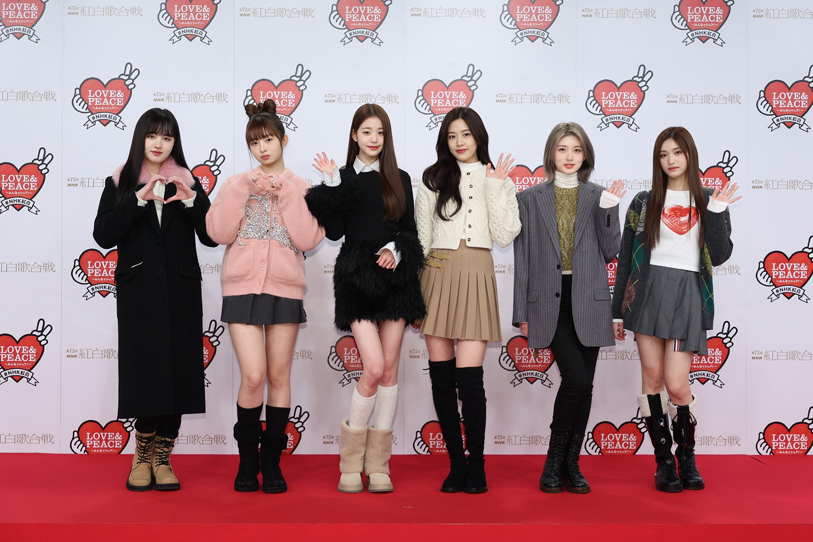 ＜紅白本番＞IVE、ラメ衣装で初登場 司会・大泉洋と“ござる合戦”で息ぴったり - モデルプレス