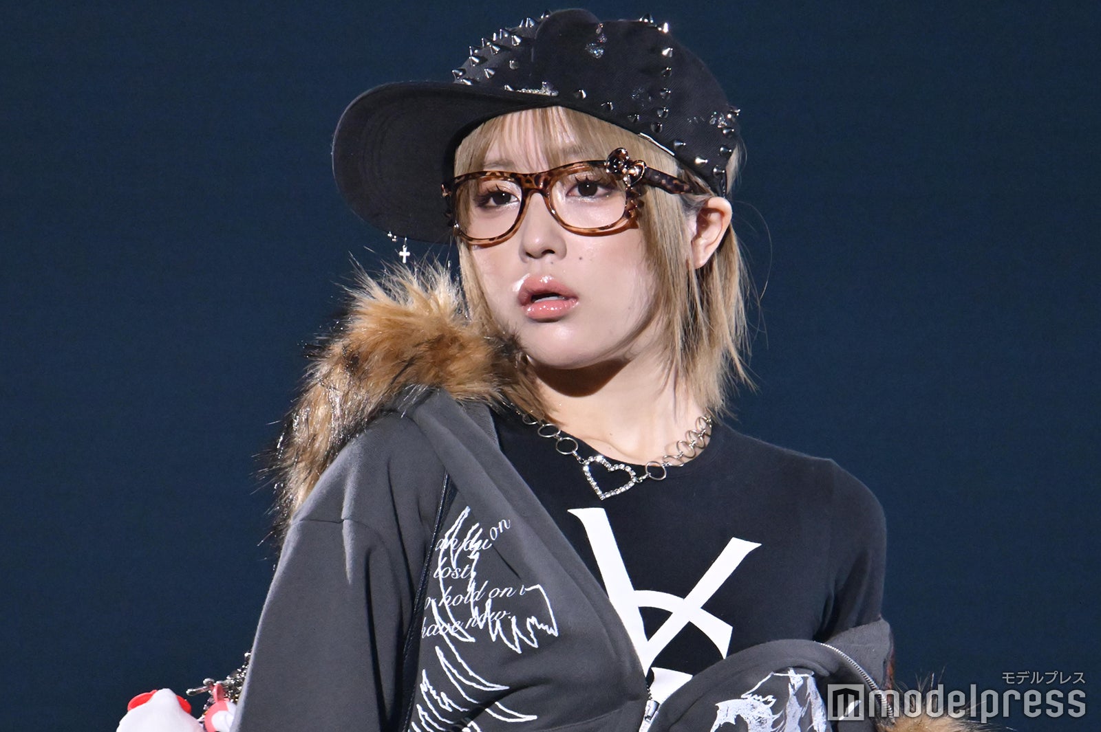 なえなの、金髪×伊達メガネで雰囲気ガラリ メンズライクな着こなし披露【TGC2025A/W】 - モデルプレス