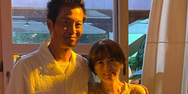 「相棒」“亀山夫婦”鈴木砂羽&寺脇康文、肩寄せ合う密着オフショット「素敵すぎる」「やっぱり大好き」の声 モデルプレス