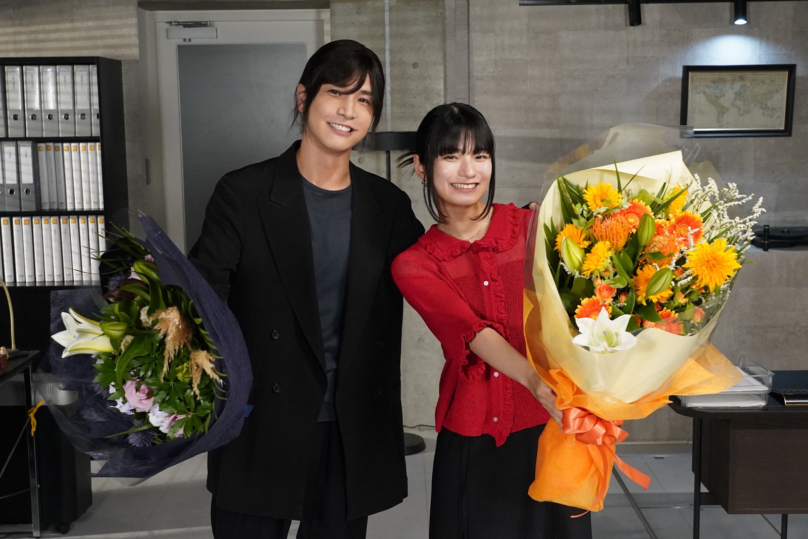 三代目JSB岩田剛典“バディ”蒔田彩珠と笑顔＆涙のクランクアップ「戦いのような思いで臨んだ4ヶ月」【DOCTOR PRICE】 - モデルプレス