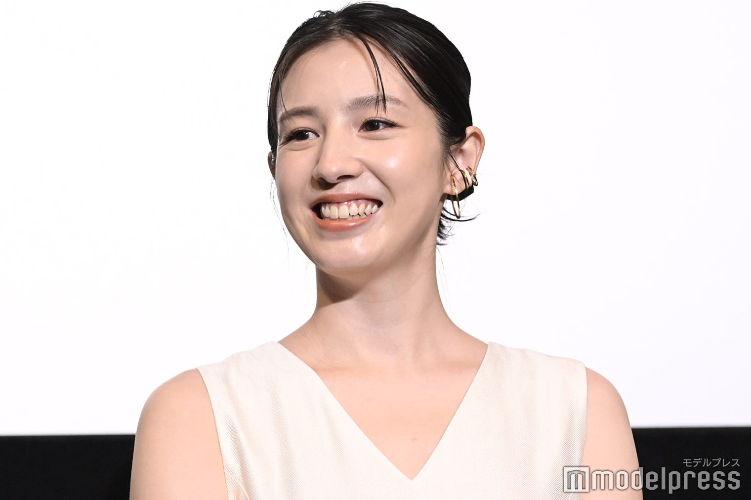 画像7 25 桜庭ななみ、艶肌際立つ肩出しドレス姿 撮影2か月前から練習したこととは? モデルプレス