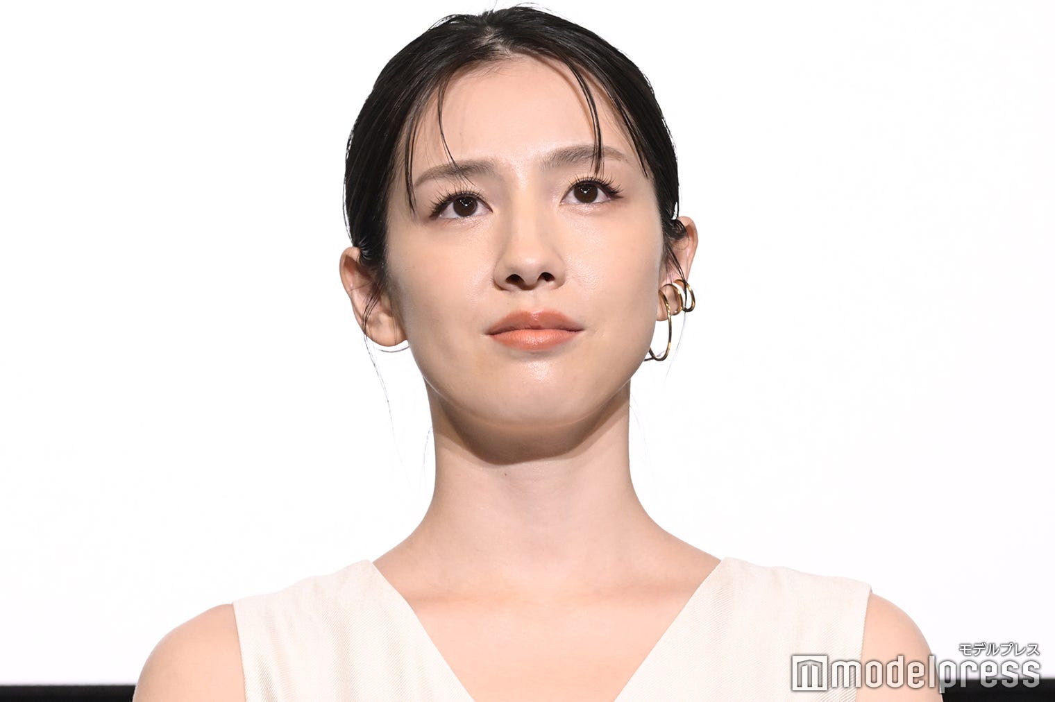 画像23 25 桜庭ななみ、艶肌際立つ肩出しドレス姿 撮影2か月前から練習したこととは? モデルプレス