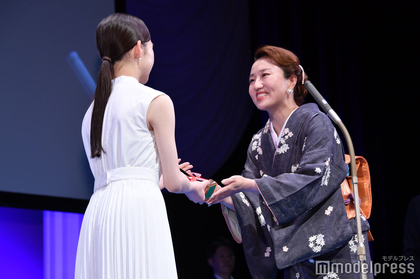画像41 50 板谷由夏、美背中大胆披露 主演女優賞でサプライズに涙目＜第32回日本映画批評家大賞＞ モデルプレス