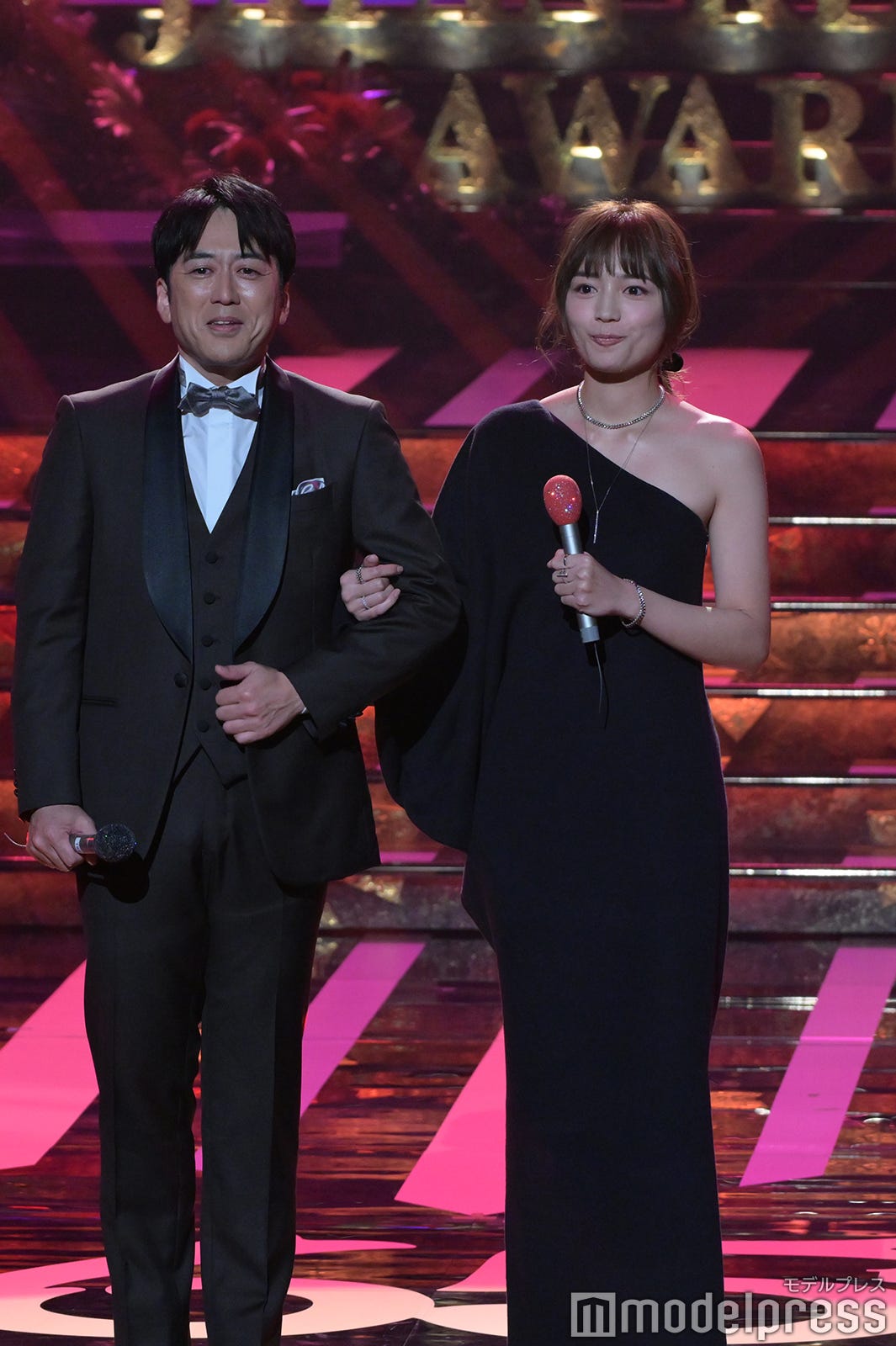 画像10 13 川口春奈、スリットから美脚チラリ 安住紳一郎アナと“ペア感”溢れるコーデに<第65回輝く!日本レコード大賞> モデルプレス