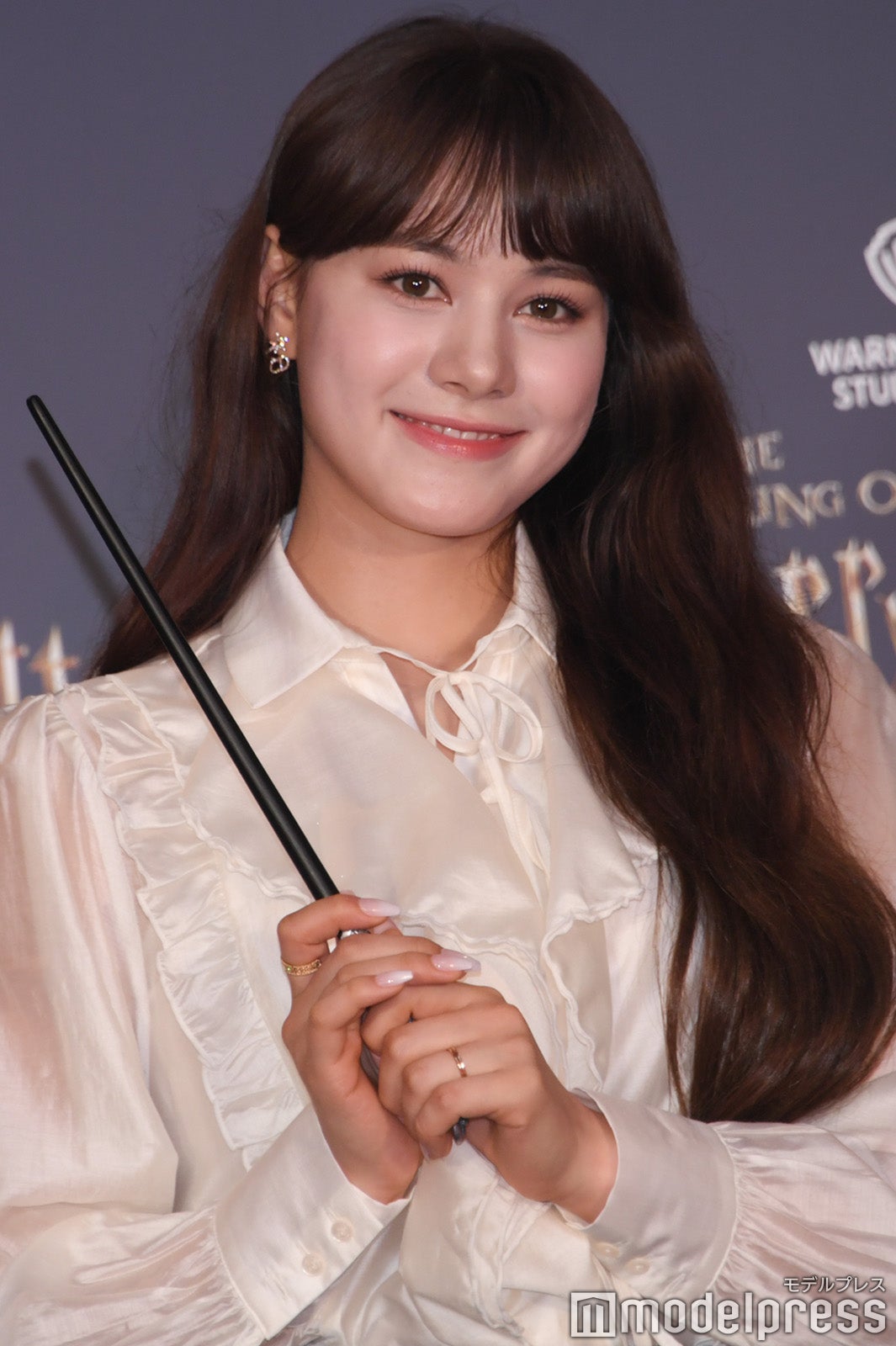 (画像8/16) NiziUニナ、スラリ美脚輝くミニスカ姿＆上目遣いドアップショット公開「可愛すぎ」「天使」の声 - モデルプレス