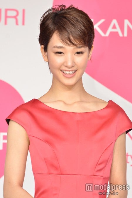 剛力彩芽、背中ざっくりドレスで登場 磨きぬかれたボディをアピール モデルプレス