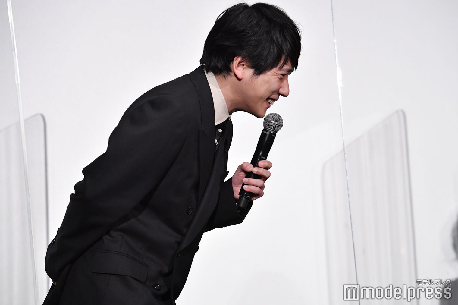 画像3 30 Sexy Zone中島健人、相棒・犬のクロからの熱烈愛受ける「12月のキスです」<ラーゲリより愛を込めて> モデルプレス