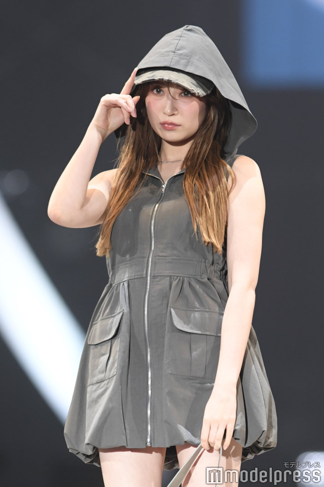 (画像8/17) 渋谷凪咲＆吉田朱里、顔寄せ合い密着「NMBの絆泣ける」「最高のフィナーレ」と反響続々【サツコレ2025S/S】 - モデルプレス