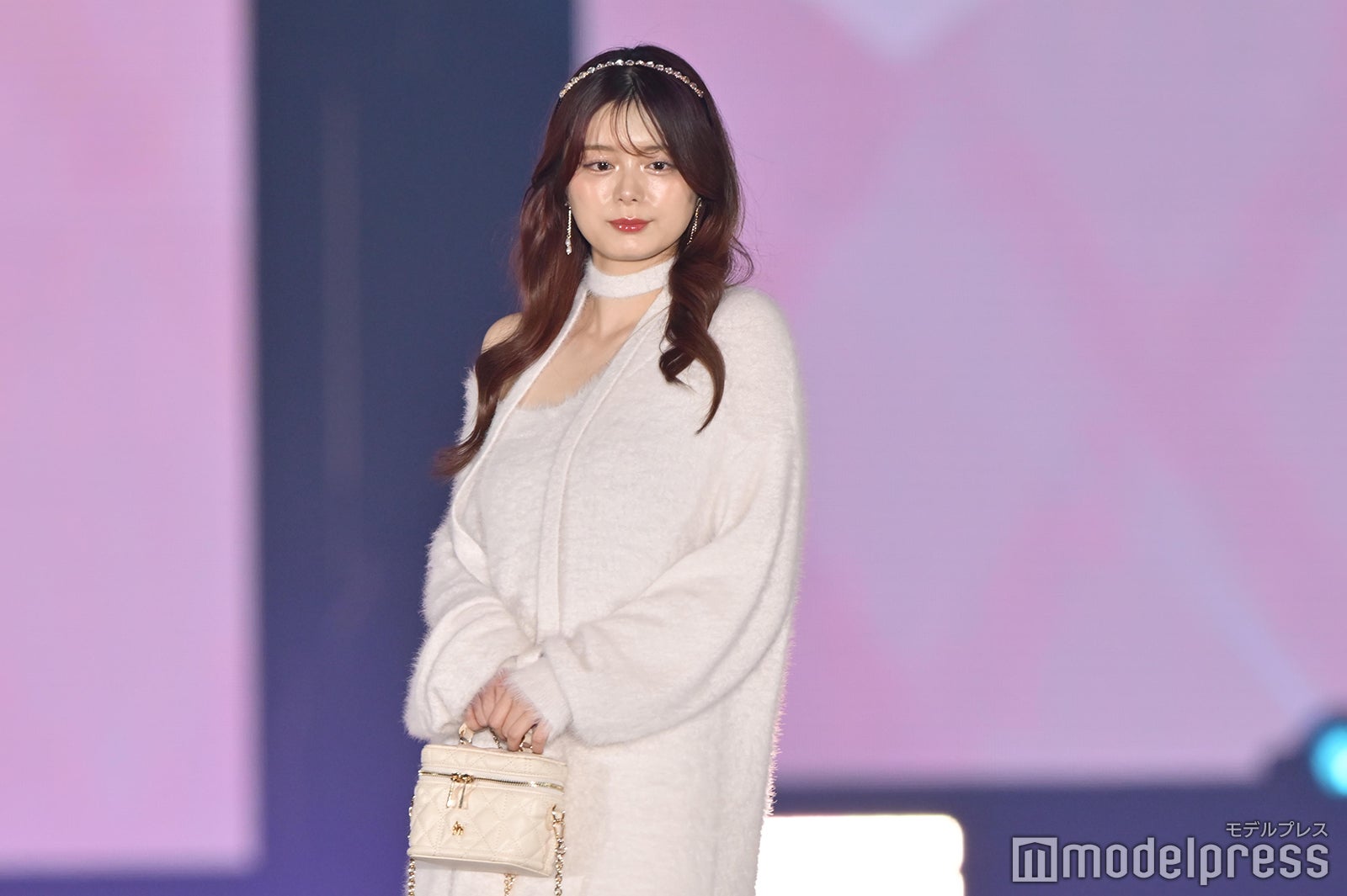 紺野彩夏、ニットワンピ×ロングブーツの王道冬コーデ 美デコルテにドキッ【ガルアワ2025AW】 - モデルプレス