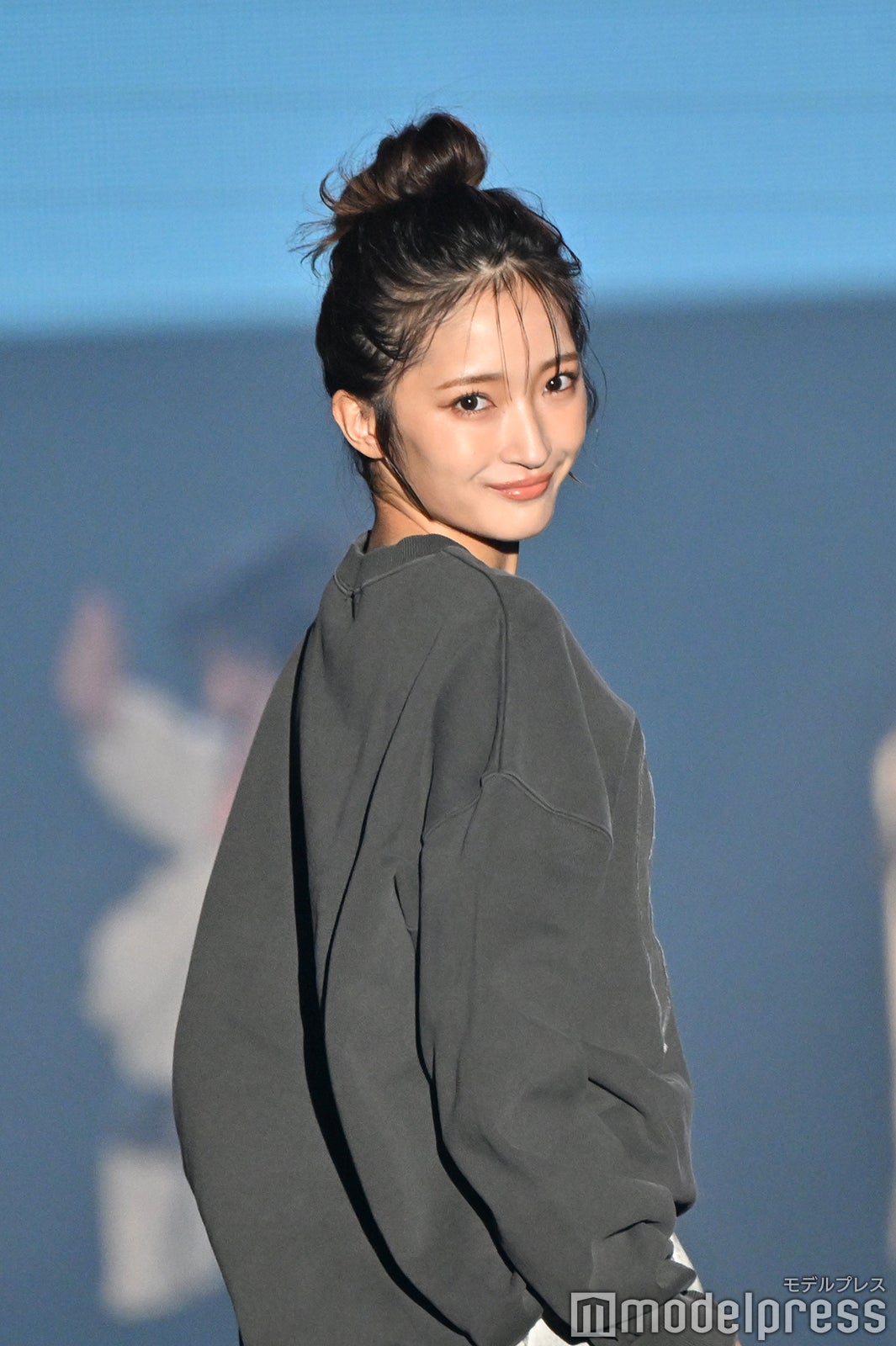 (画像3/7) Girls2小川桜花、お団子ヘアが可愛い ギャップ見せランウェイに視線集中【TGC 和歌山 2024】 - モデルプレス