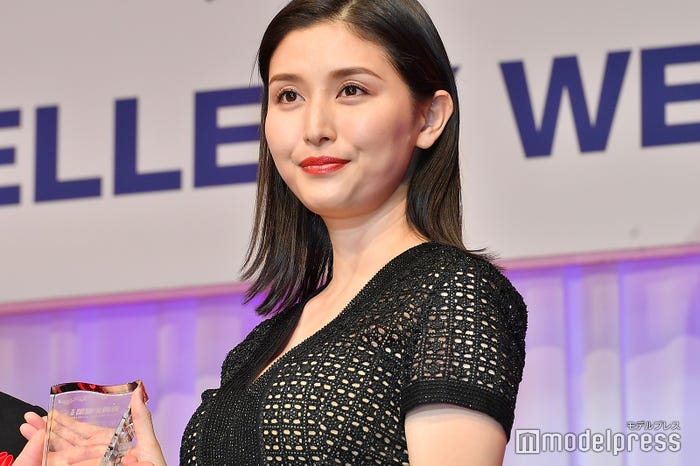 橋本マナミ、結婚式を報告 夫への密着バックハグショットも公開「結婚4年目にしてあげることができました」 モデルプレス