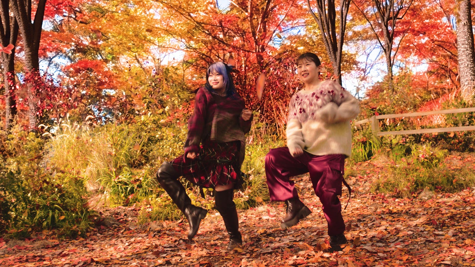 HANA・NAOKO＆伊藤沙莉「三角チョコパイ」新CMで初共演 “シリーズ史上最高難度”キレキレダンス披露 - モデルプレス