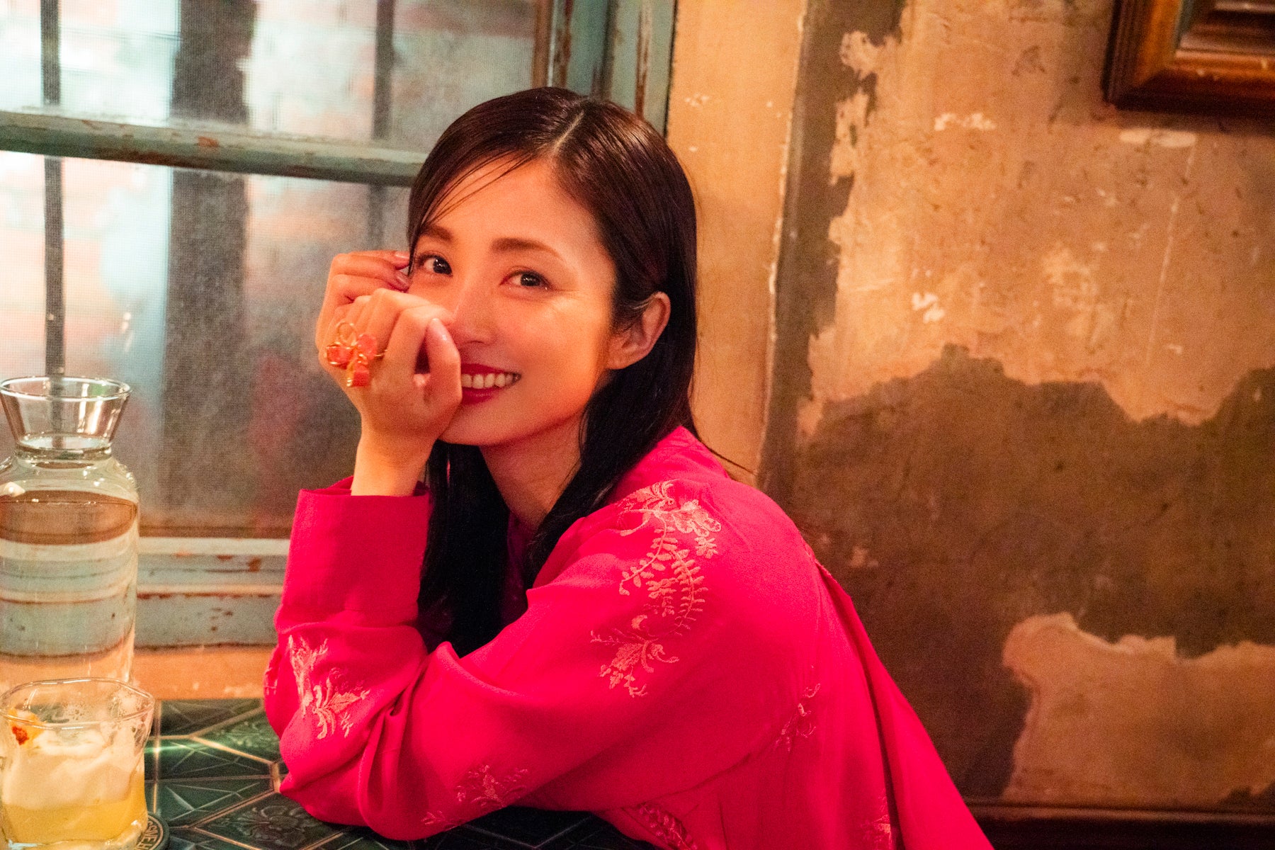 (画像1/6) 上戸彩、15年ぶり写真集決定 寝起き・ピュアな表情…俳優デビュー25周年で多彩な魅力放つ【Midday Reverie】 - モデルプレス