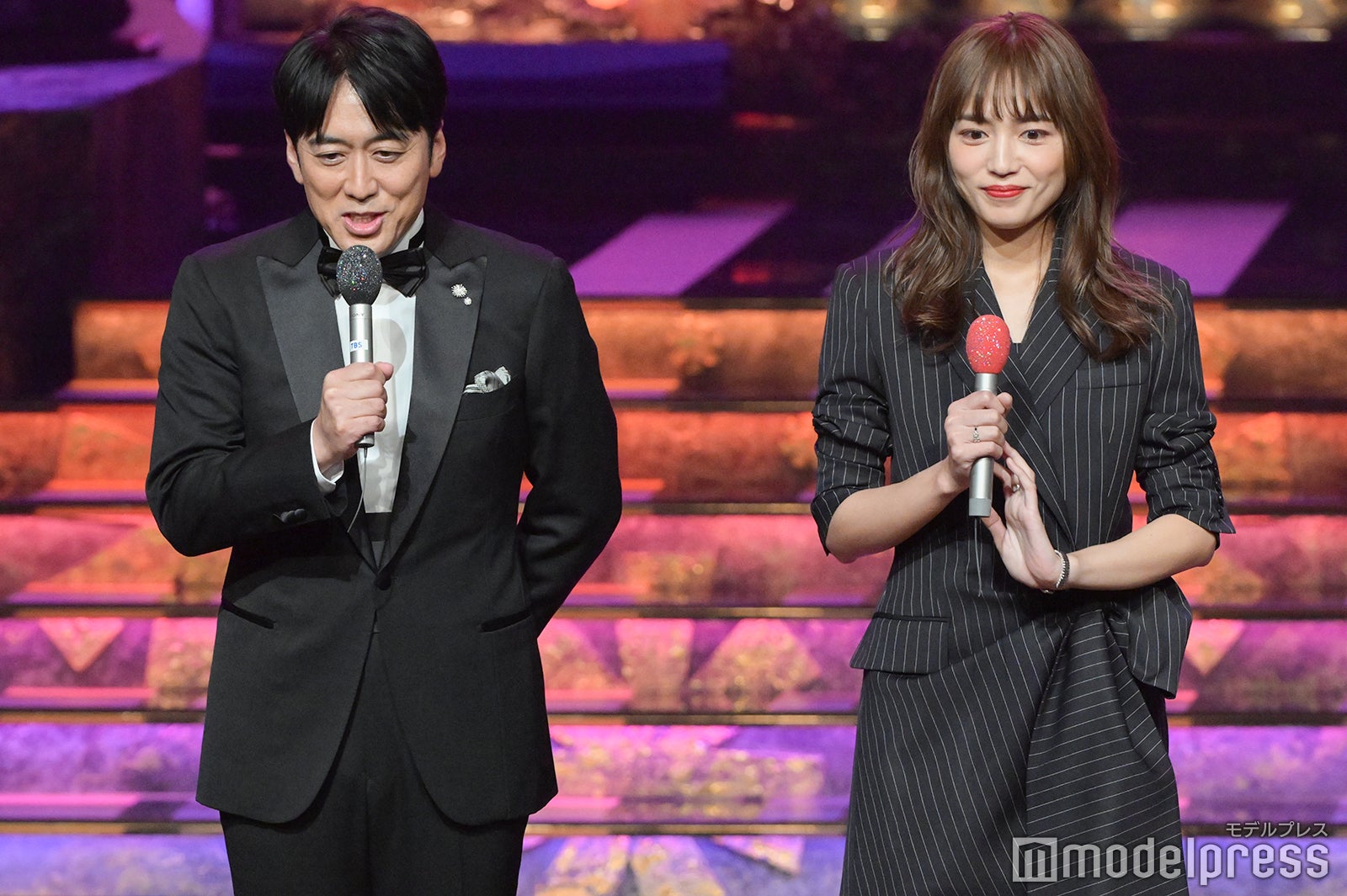画像1 13 川口春奈、スリットから美脚チラリ 安住紳一郎アナと“ペア感”溢れるコーデに<第65回輝く!日本レコード大賞> モデルプレス