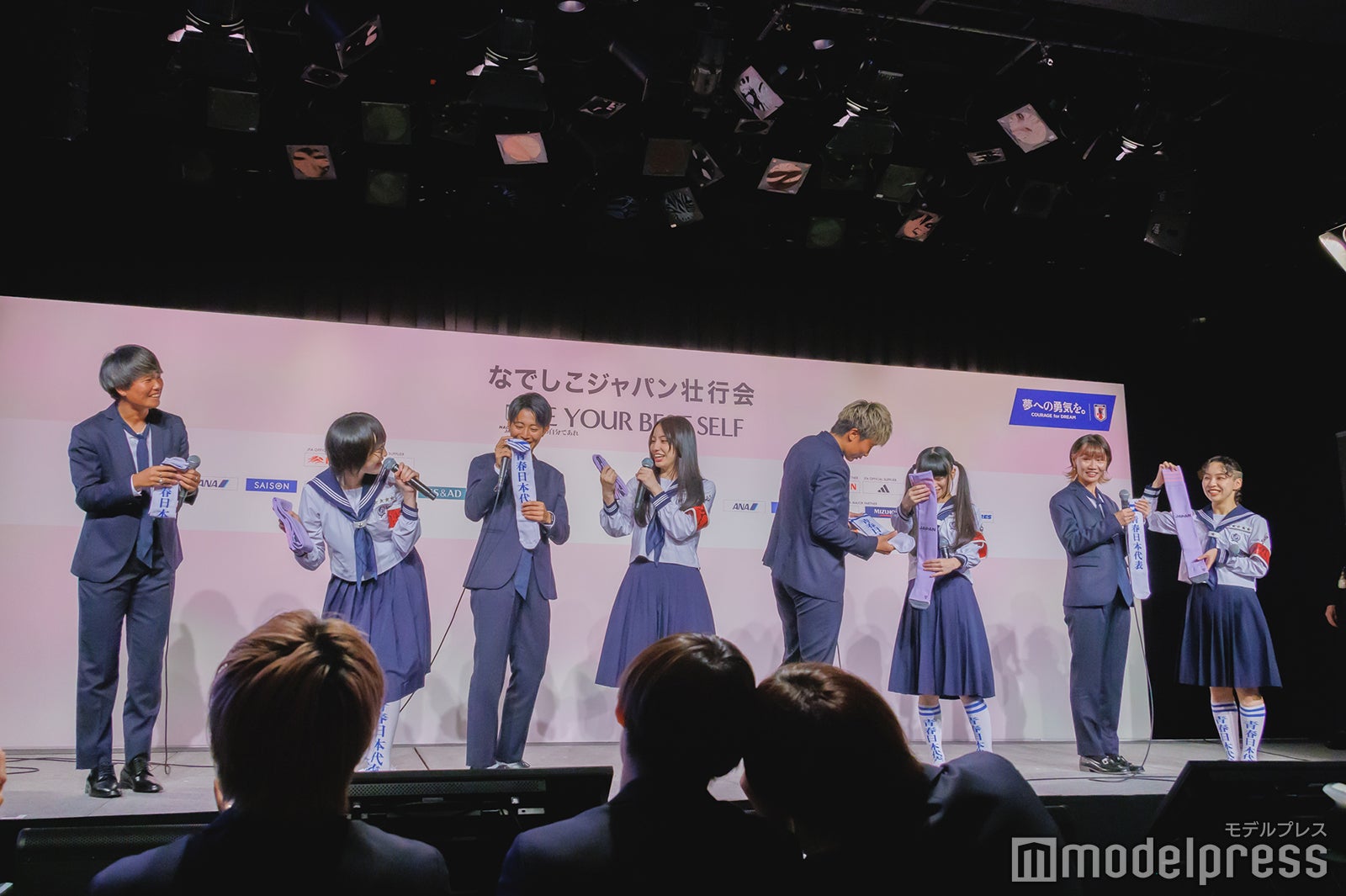 (画像23/33) 新しい学校のリーダーズ・SUZUKA、スカート捲し上げた美脚ショット公開 - モデルプレス