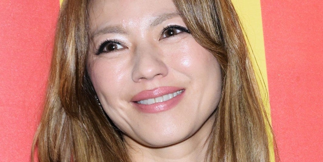 MAX・LINA、美谷間＆ウエスト披露 “16年ぶり”グラビア撮影オフショットに「セクシー」「美しすぎる」と反響 - モデルプレス