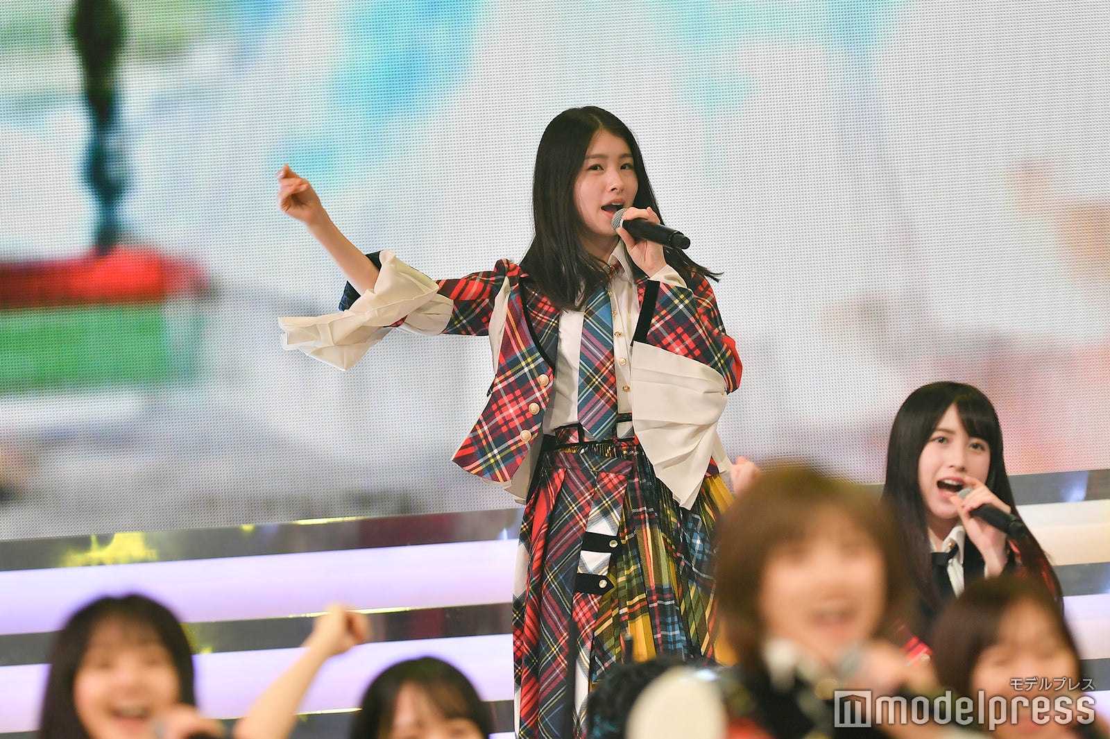 (画像33/52) AKB48向井地美音の“通訳”にウッチャン驚き 世界8都市エースと「恋チュン」＜紅白本番＞ - モデルプレス