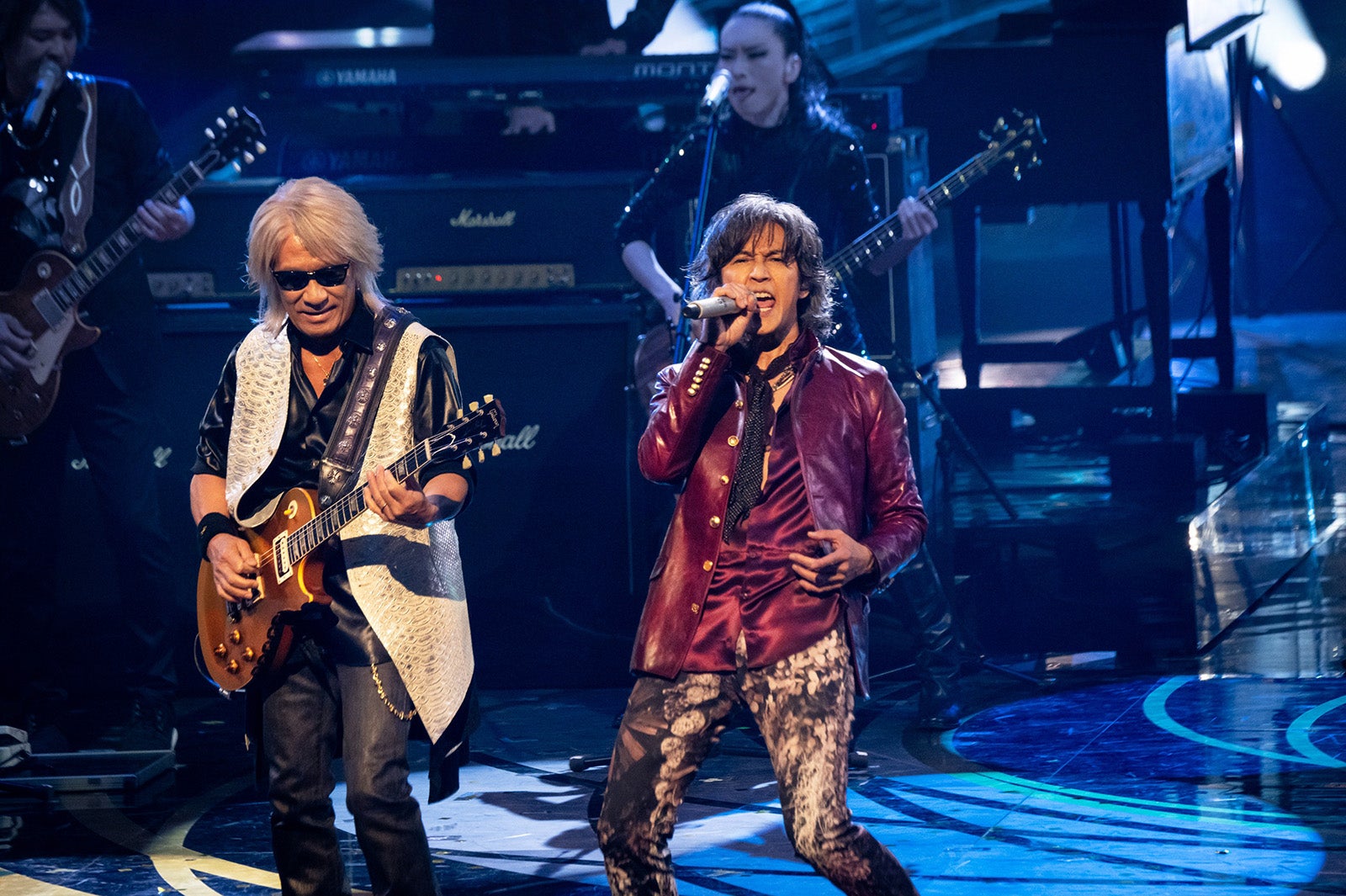 【紅白本番】B’z「紅白」初出場でサプライズ演出 予定にない2曲生演奏で会場総立ち＆司会者にも知らされず - モデルプレス