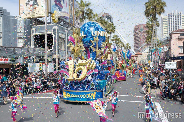 USJ、15周年パレード初お披露目 大量の泡＆紙吹雪舞う“やり過ぎ”演出に熱狂 - 女子旅プレス