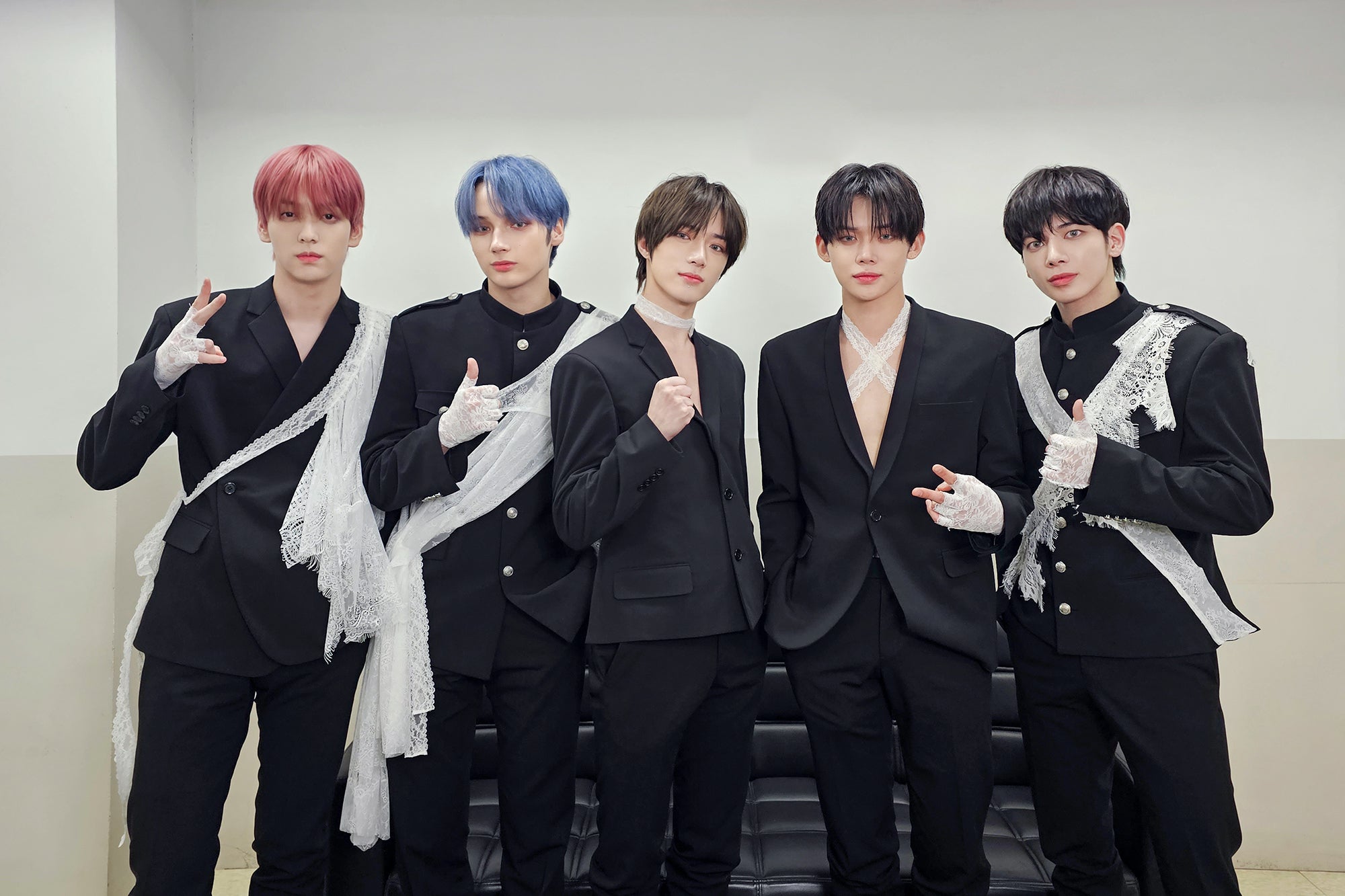 (画像1/17) ボーイズグループと「バレエコア」Stray Kids、TXT、ATEEZ…メンズ衣装にもレースやリボンを - モデルプレス