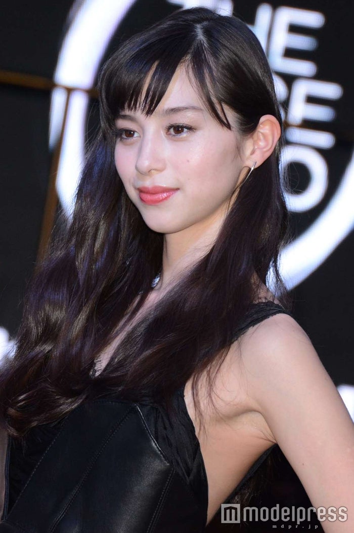中条あやみ、美背中あらわなsexyドレスで妖艶オーラ モデルプレス