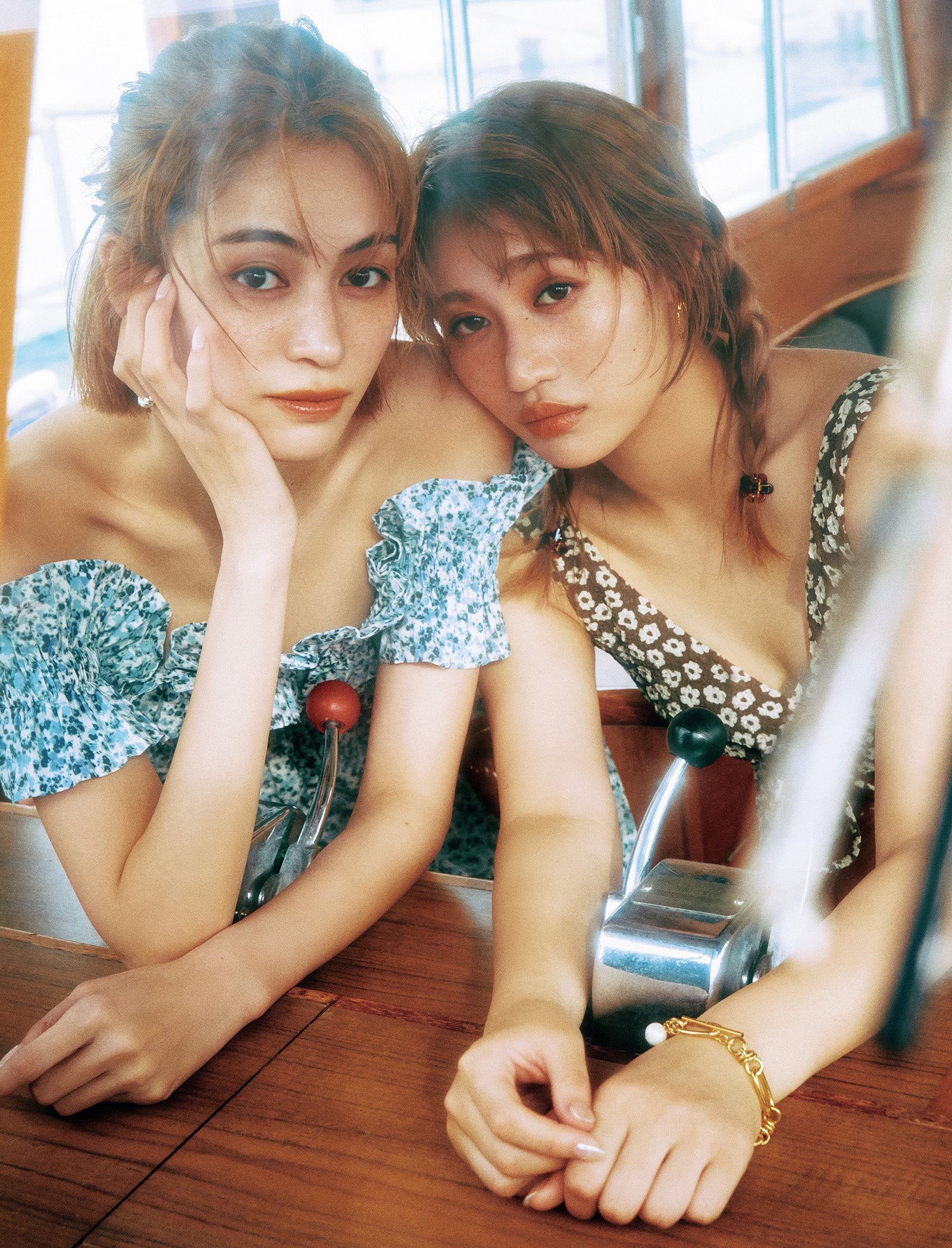 (画像2/3) 楓＆アンジュルム佐々木莉佳子、ヘルシー肌見せ姿 2ショットで「CanCam」初表紙 - モデルプレス