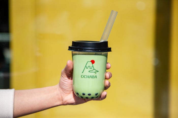 日本初の日本茶ミルクティー専門店「OCHABA」黒蜜入りわらび餅を全ドリンクにトッピング - 女子旅プレス