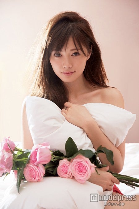 乃木坂46白石麻衣、本気の“大人sexy” ベッド&バスタブで魅力開放 モデルプレス
