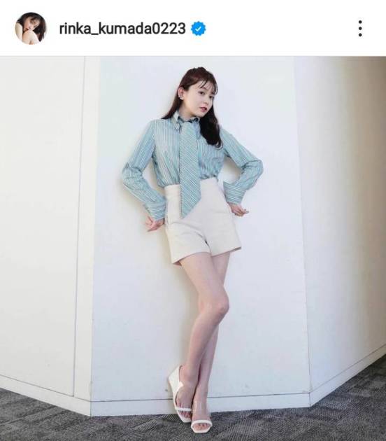 「最高の美脚」久間田琳加、ほっそり生足を見せた衣装shotにファン興奮「圧倒的だ」 モデルプレス